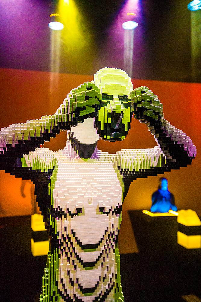 งานแสดงศิลปะรูปปั้นตัวต่อ Lego ที่ ArtScience Singapore Museum โดย ...