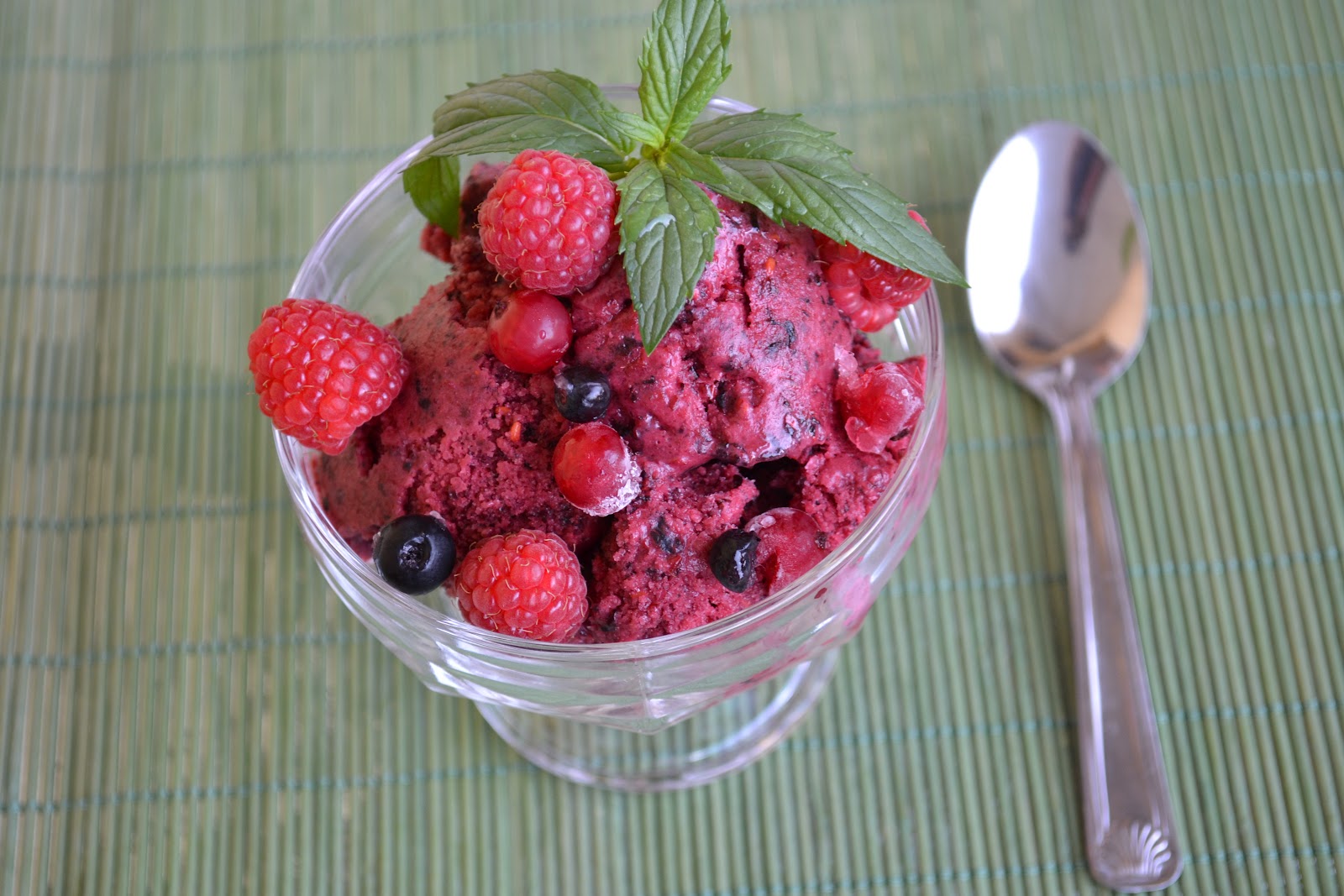 Myra's kitchen: Inghetata din fructe de padure