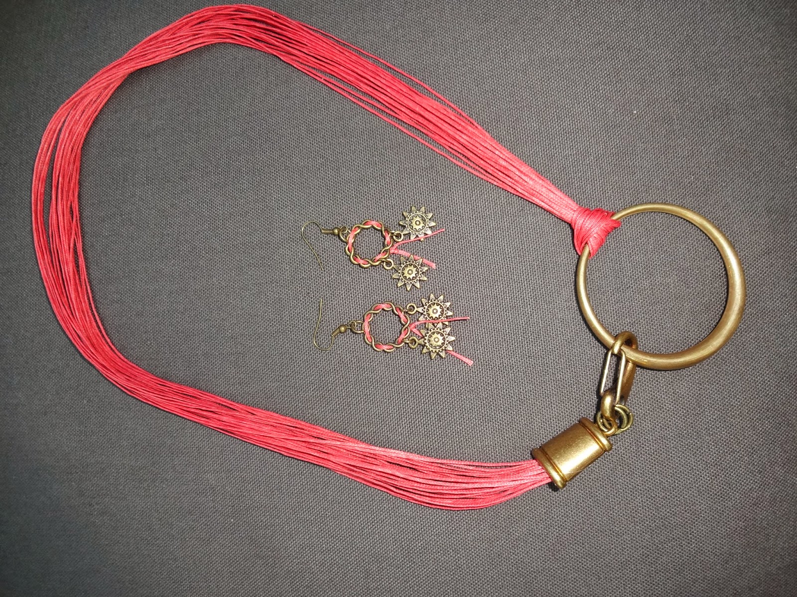 "Autour du cou de Manou" : Un collier pour l'été..Fils de cotons cirés