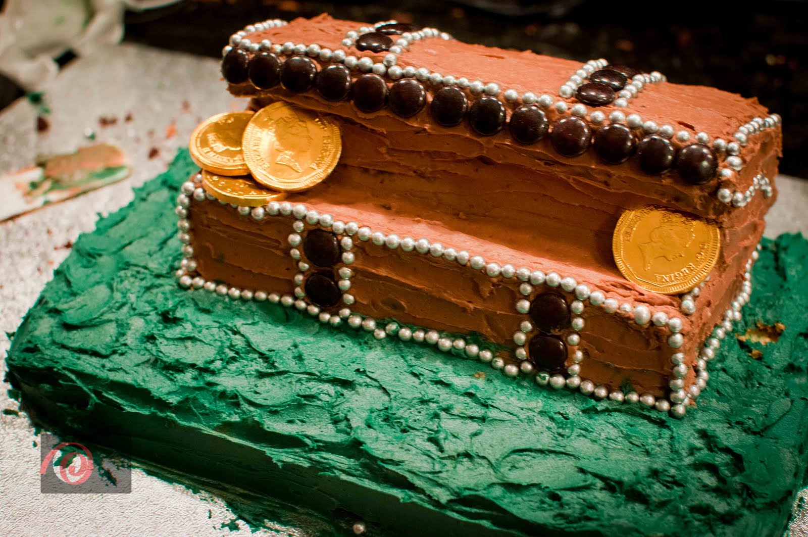 Homemakin' Girl: [cakes: Treasure Chest Birthday Cake.]