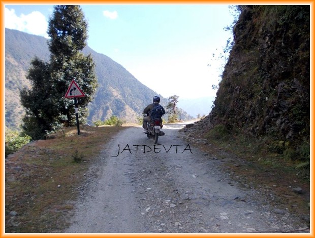 Travelogues in Hindi : Vaan to Aadi Badri वाण गाँव की दुकान का ताला ...