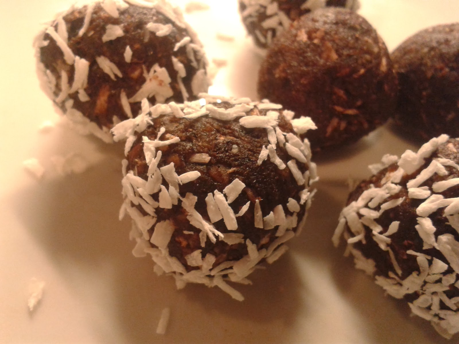 Hvad skal vi bage?: Sund snack - dadel-rom-kugler som passer til LCHF