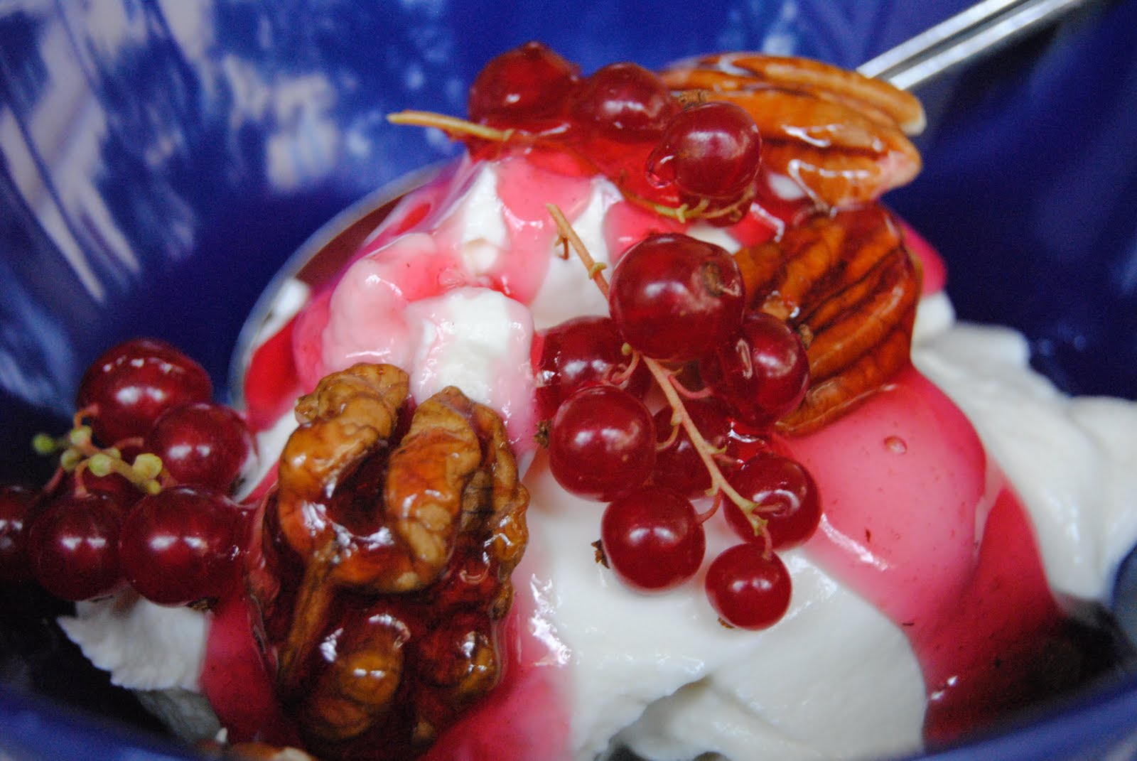 Lilla Kråkans Skafferi: Rödvinbärssirap med Turkisk Yoghurt