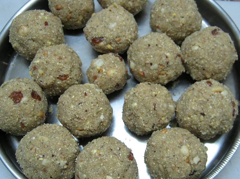 Arjunpuri's Kitchen: Tambittu or Rice Flour Laddu