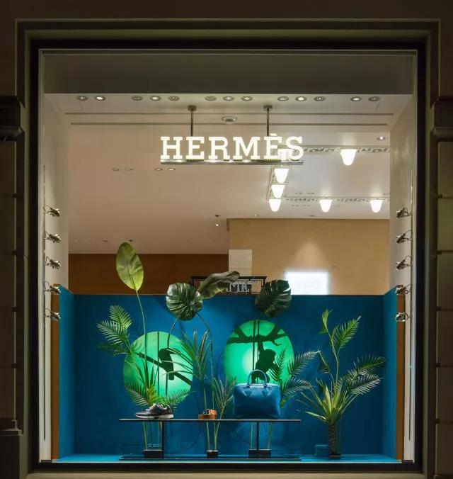 Decorating Summer Window Display with 3 Elements