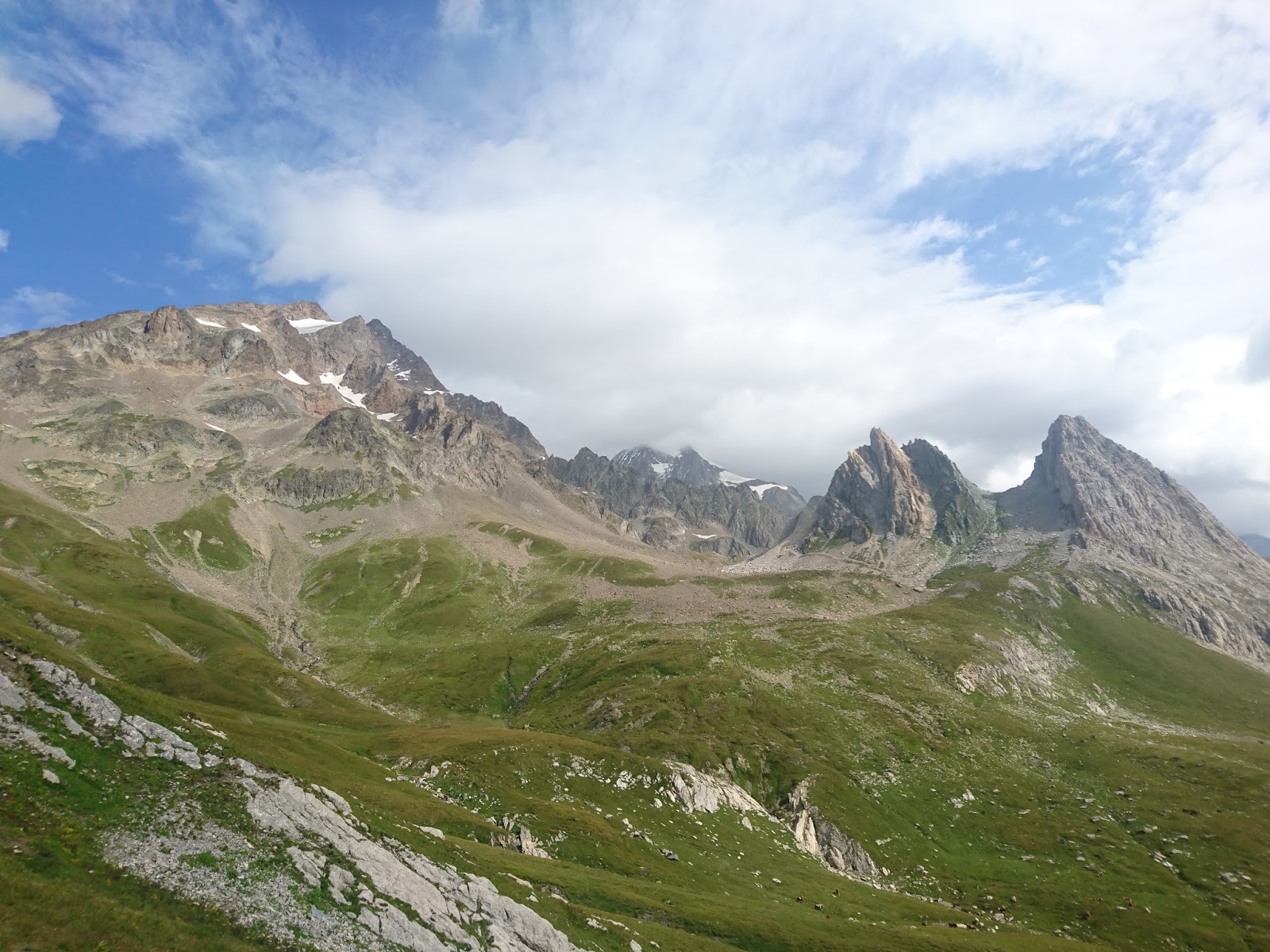 TARMACHAN MOUNTAINEERING: TMB DAY 3, ITALY & HIGH LEVEL ROUTE ABOVE VAL ...
