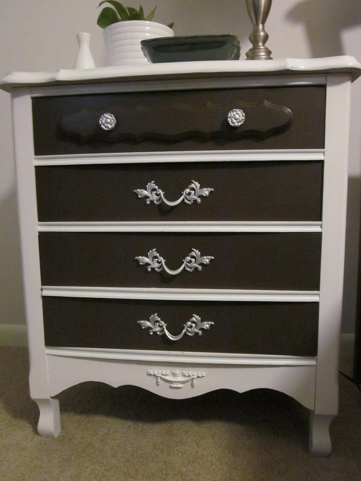 Nikkis' Nacs: painted drawers
