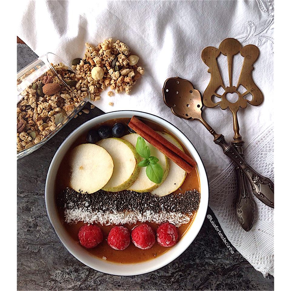 My Casual Brunch: Smoothie de pêssego, banana, aveia. Topping de pêra ...