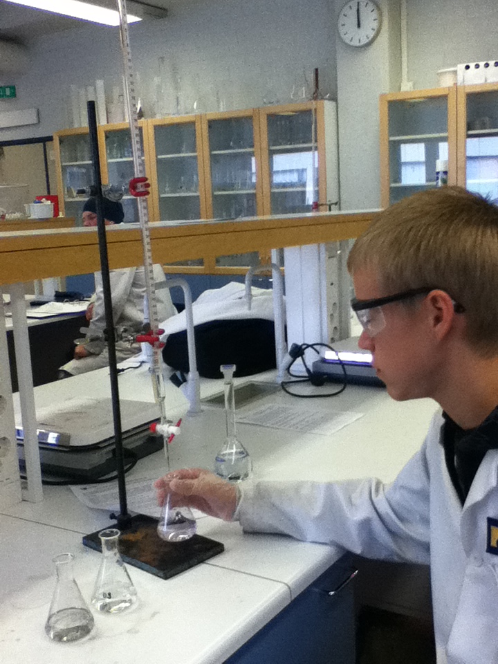 Absurduminous: NaOH-liuoksen konsentraation määrittäminen titraamalla