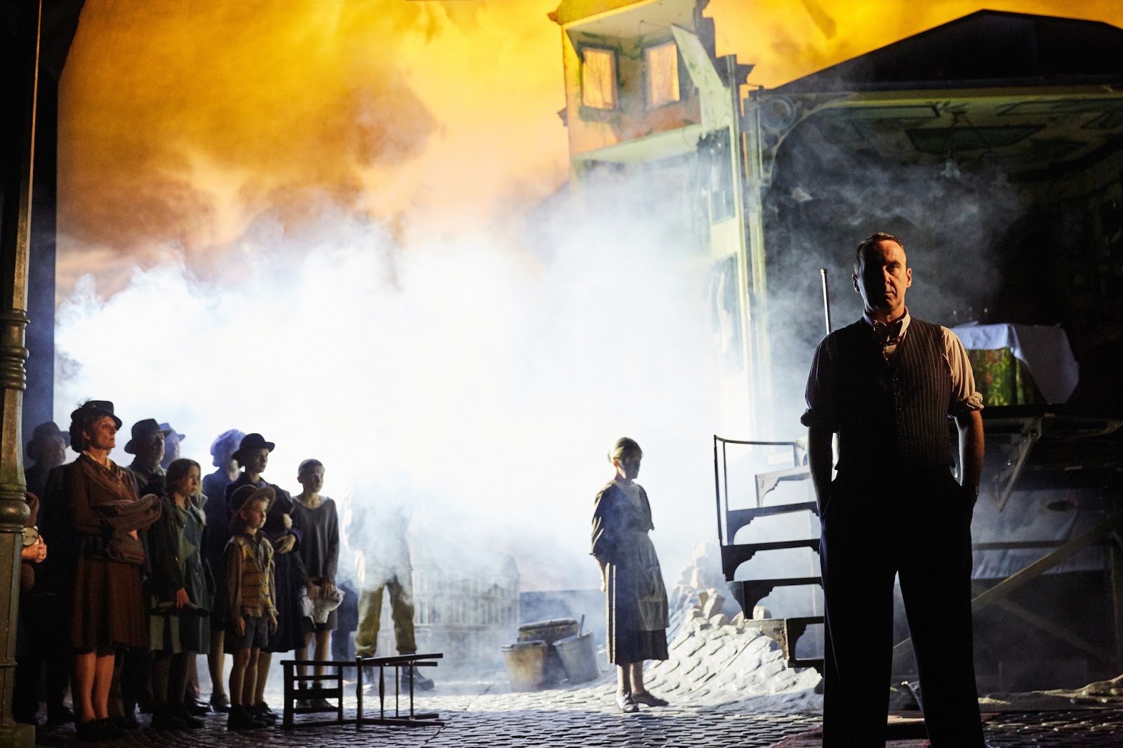 Jonathan Baz Reviews...: An Inspector Calls - Review