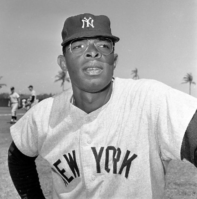 Bleeding Yankee Blue: A YANKEE FAN'S TRIBUTE TO HIS DAD