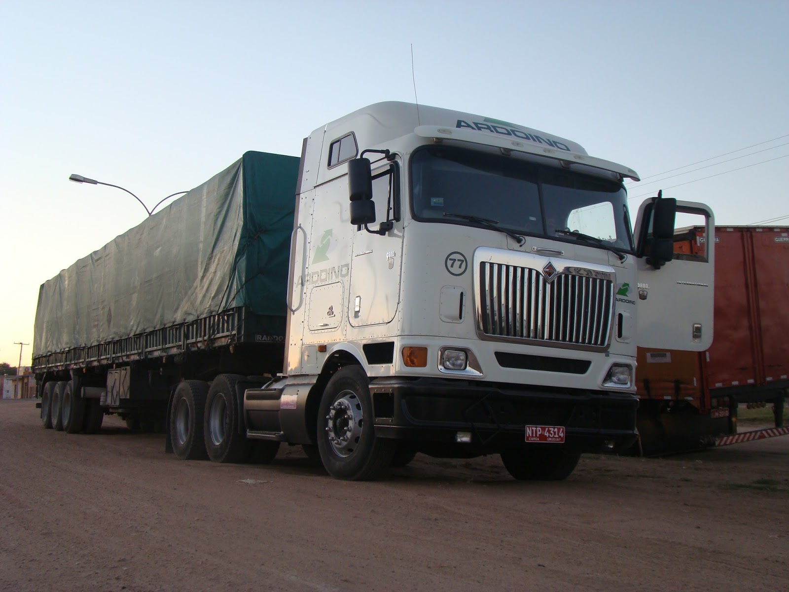 DIECIOCHO RUEDAS: INTERNATIONAL 9800I… LOS ÚLTIMOS QUE DAN BATALLA…