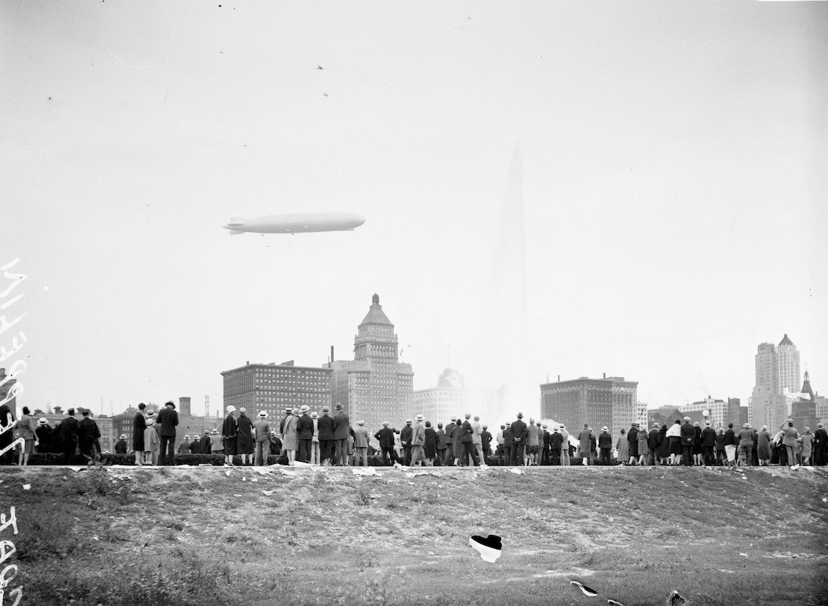 LZ 127 Graf Zeppelin Flying Over Chicago: Vintage Snaps of People ...
