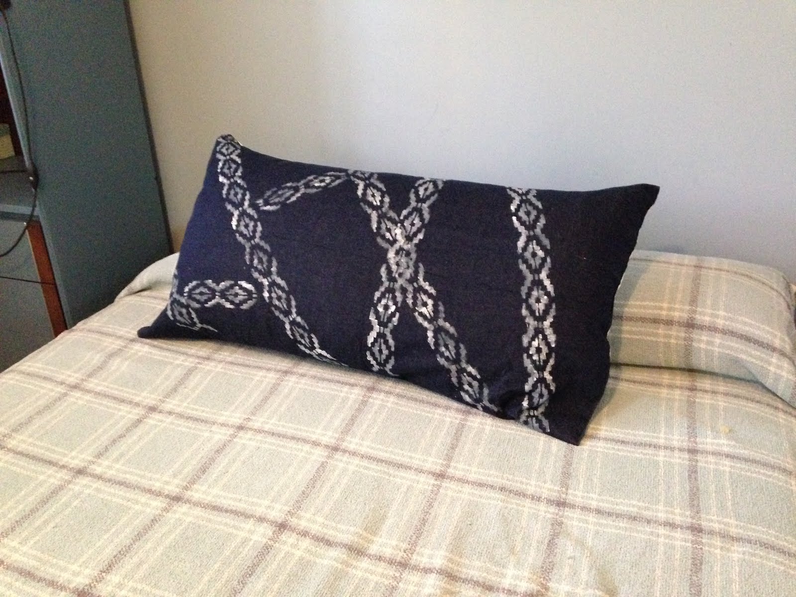 Use tela de jeans, acrílicos, pincel duro y un stencil con el dibujo de ...