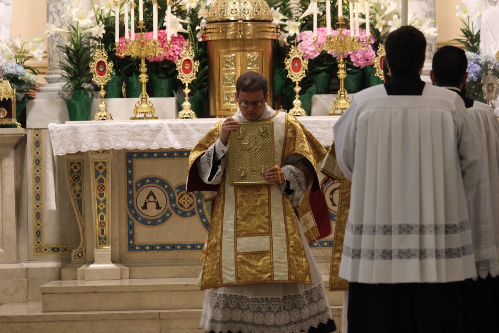 New Liturgical Movement: Photos of Pontifical Mass in New Orleans Seminary