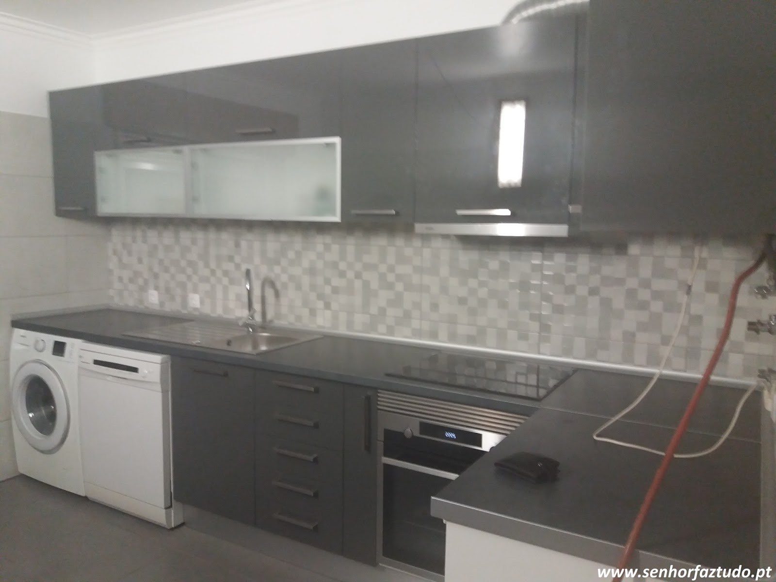 Montagem de uma cozinha Leroy Merlin em Mem Martins