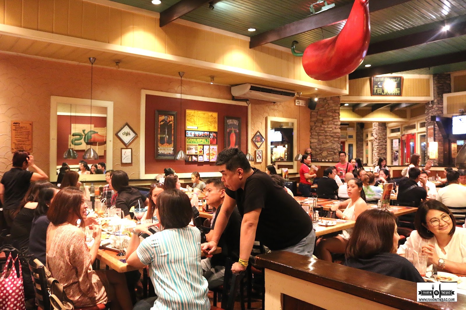 CHILIS TOMAS MORATO: New BURGERS and RIBS | Food In The Bag