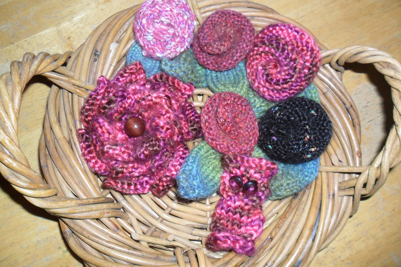 - Tamsininamania -: Brooch pins knitted