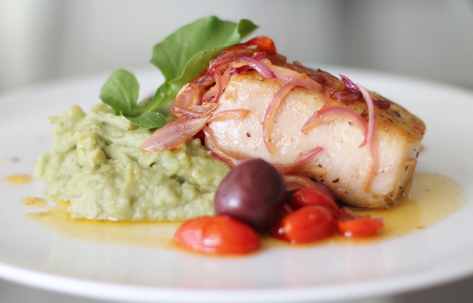 Filé de peixe com purê de batata-doce com manjericão