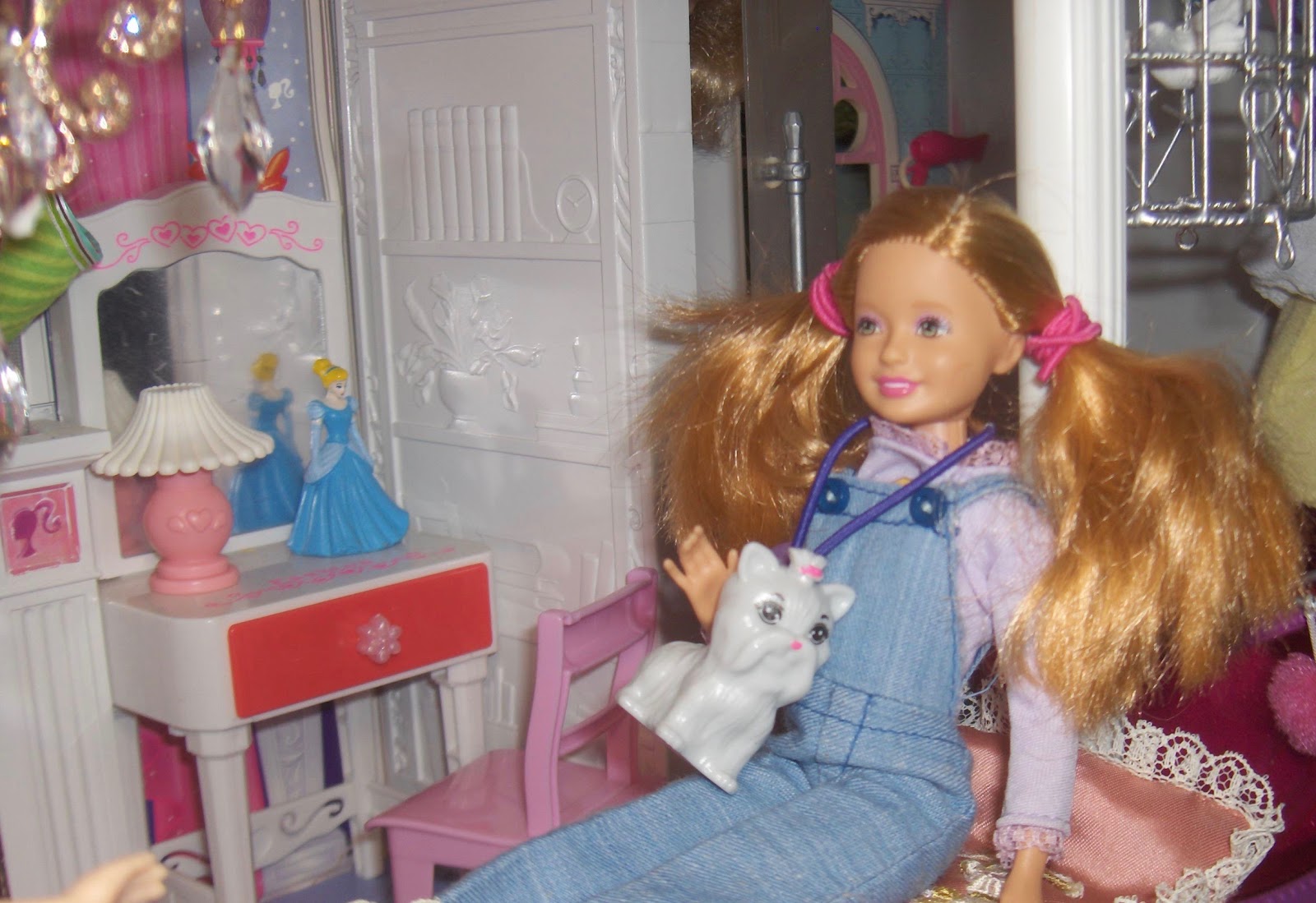 Barbie:OldNewGreenRedo : Back to School:Homework Cabinet and Chalkboard