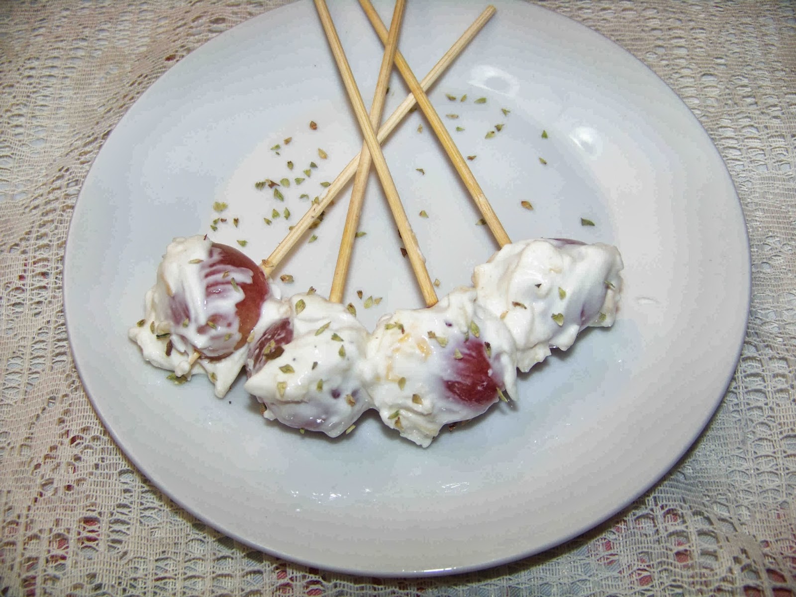 Culinaria y otras cosas: Pinchos de uvas con queso