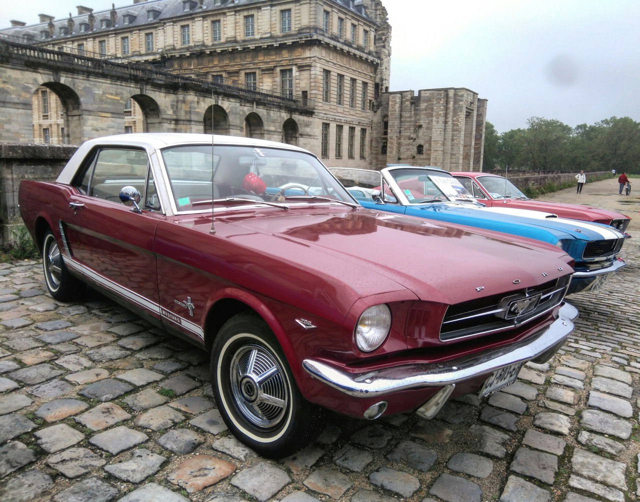 MAȘINI VECHI AMERICANE ÎN PARIS