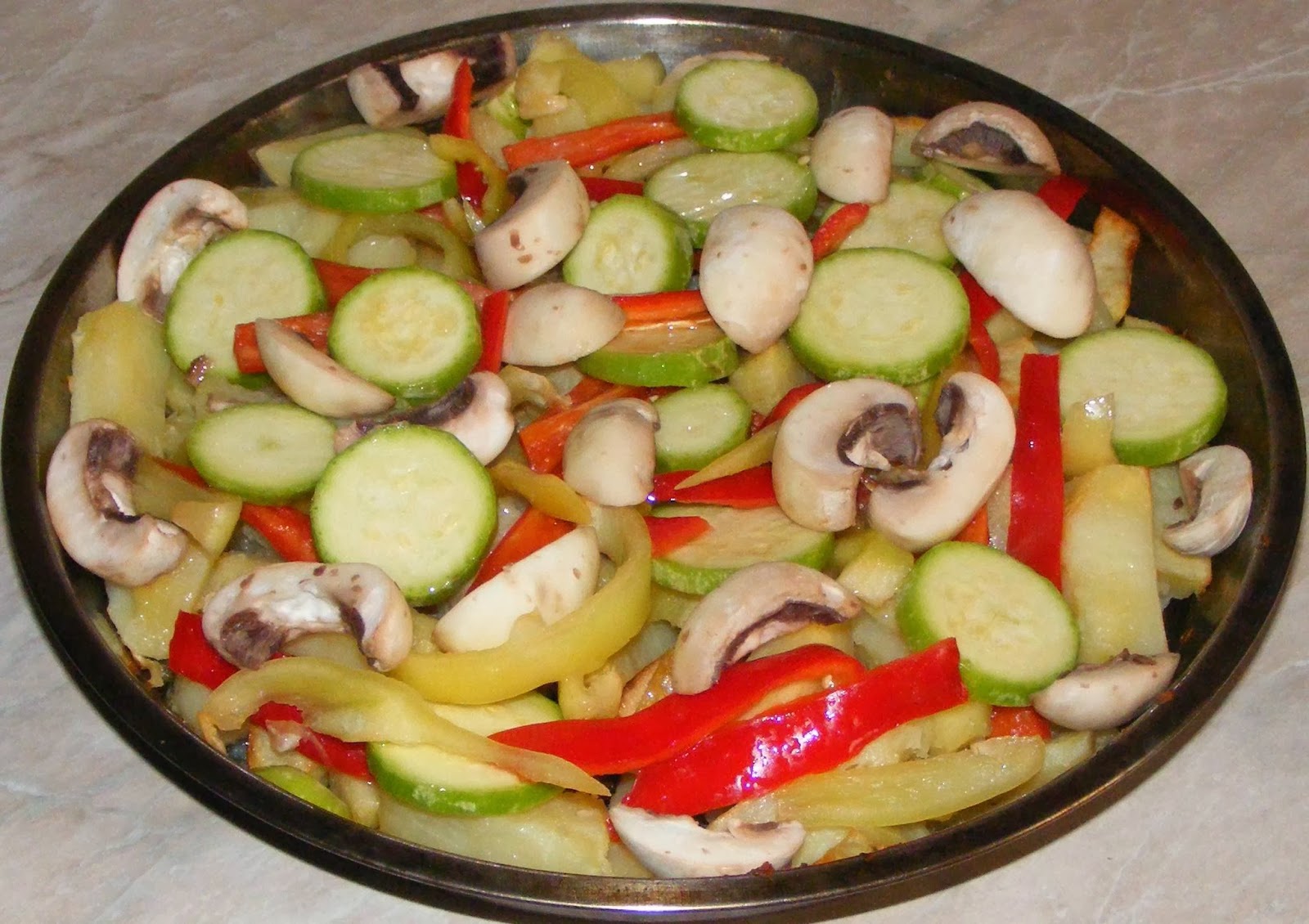 Cartofi cu legume la cuptor | Preparatedevis.ro