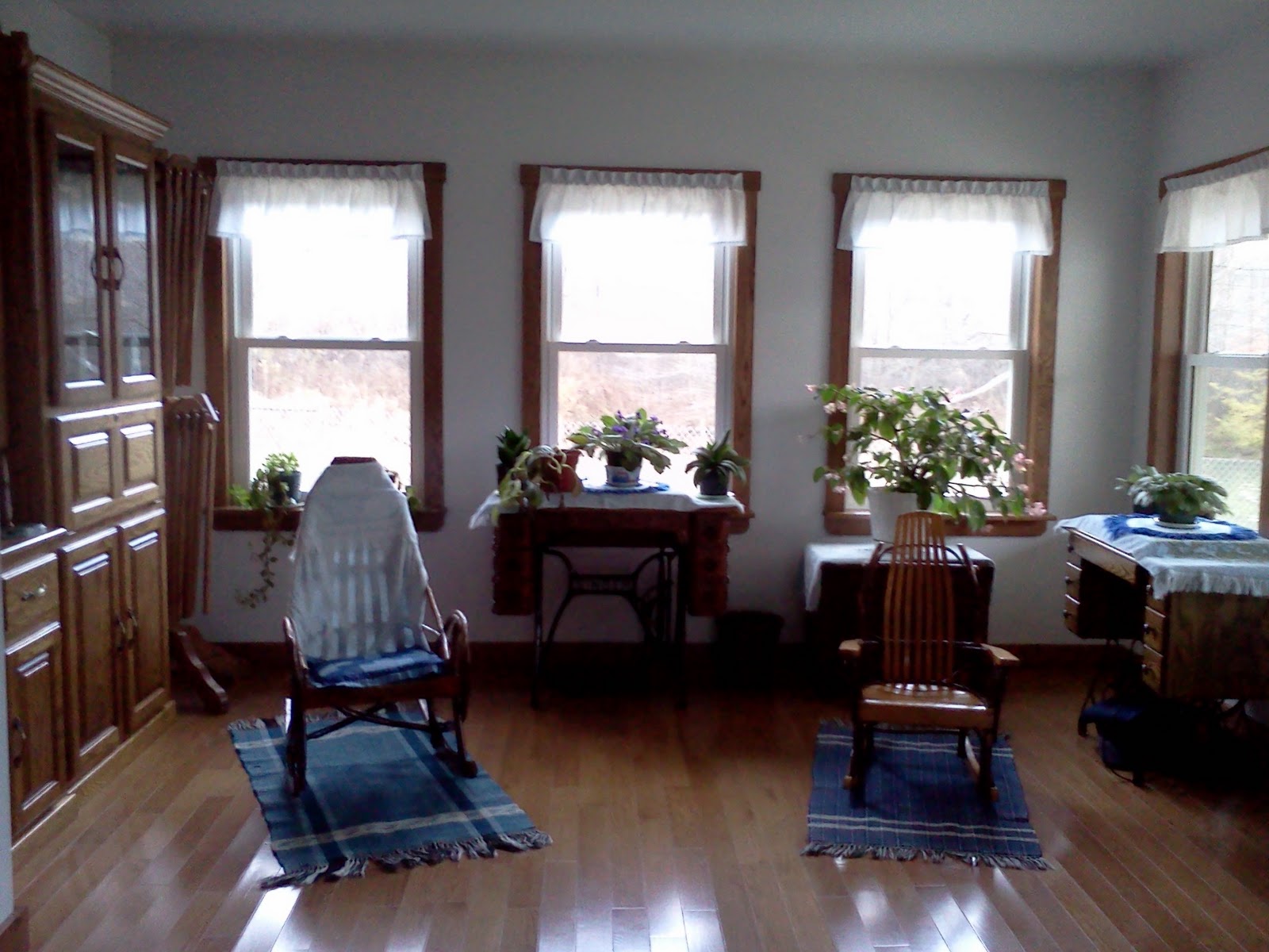 Amish Crossings with Karen Anna Vogel: Inside an Amish home...Plain and ...