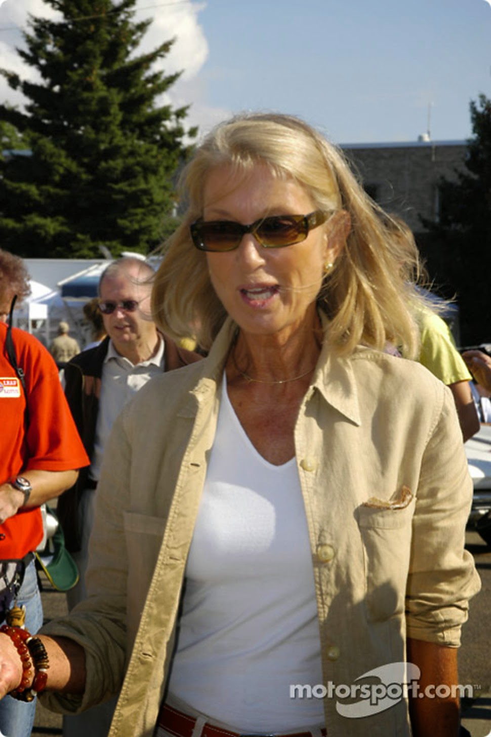 MUJERES CON ESTILO UNICO: NINA RINDT - POLE POSITION