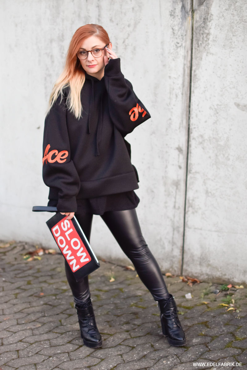 Ace Tee Hoodie Mit Schwarzer Leder Look Leggings Kombinieren Outfit