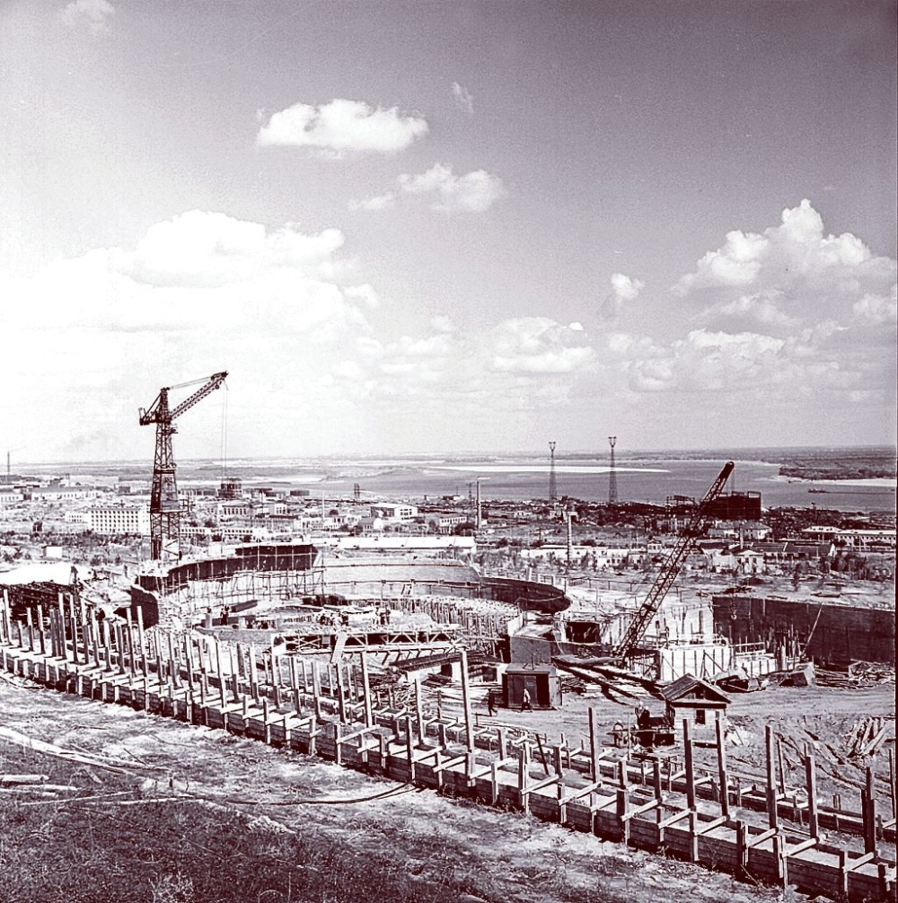 World 1900 - 1950: Early post war Stalingrad. (rebuilding Stalingrad)