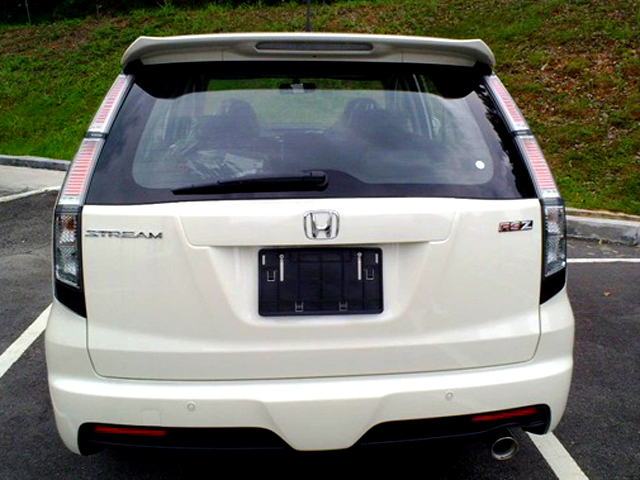 06-14 2nd gen Honda Stream (RN6-9)