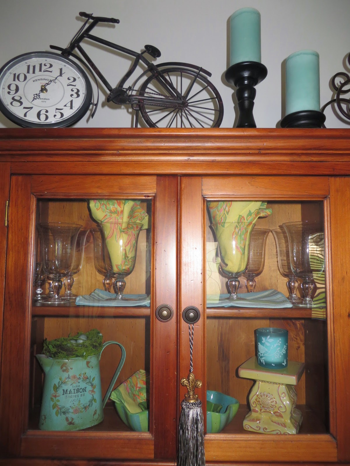 homemaking, decor, and more: Springtime Hutch Decor