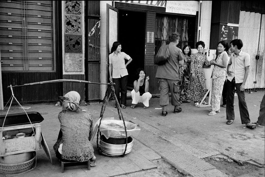 30 Amazing Black And White Photographs Of Vietnamese Bar Girls During The War ~ Vintage Everyday
