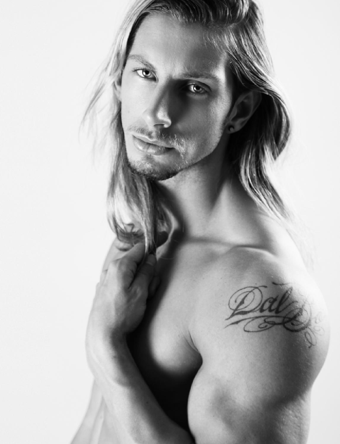 Joel Greasley para Satellite Magazine XLIV por Thomas Synnamon