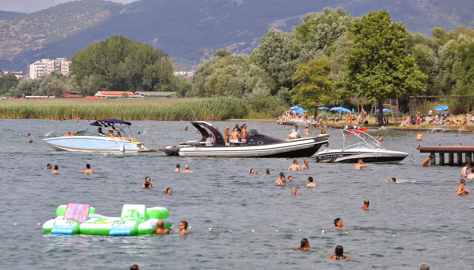 Ohne Kommentar - Volle Hütte und gute Laune am Gold Strand in Ohrid