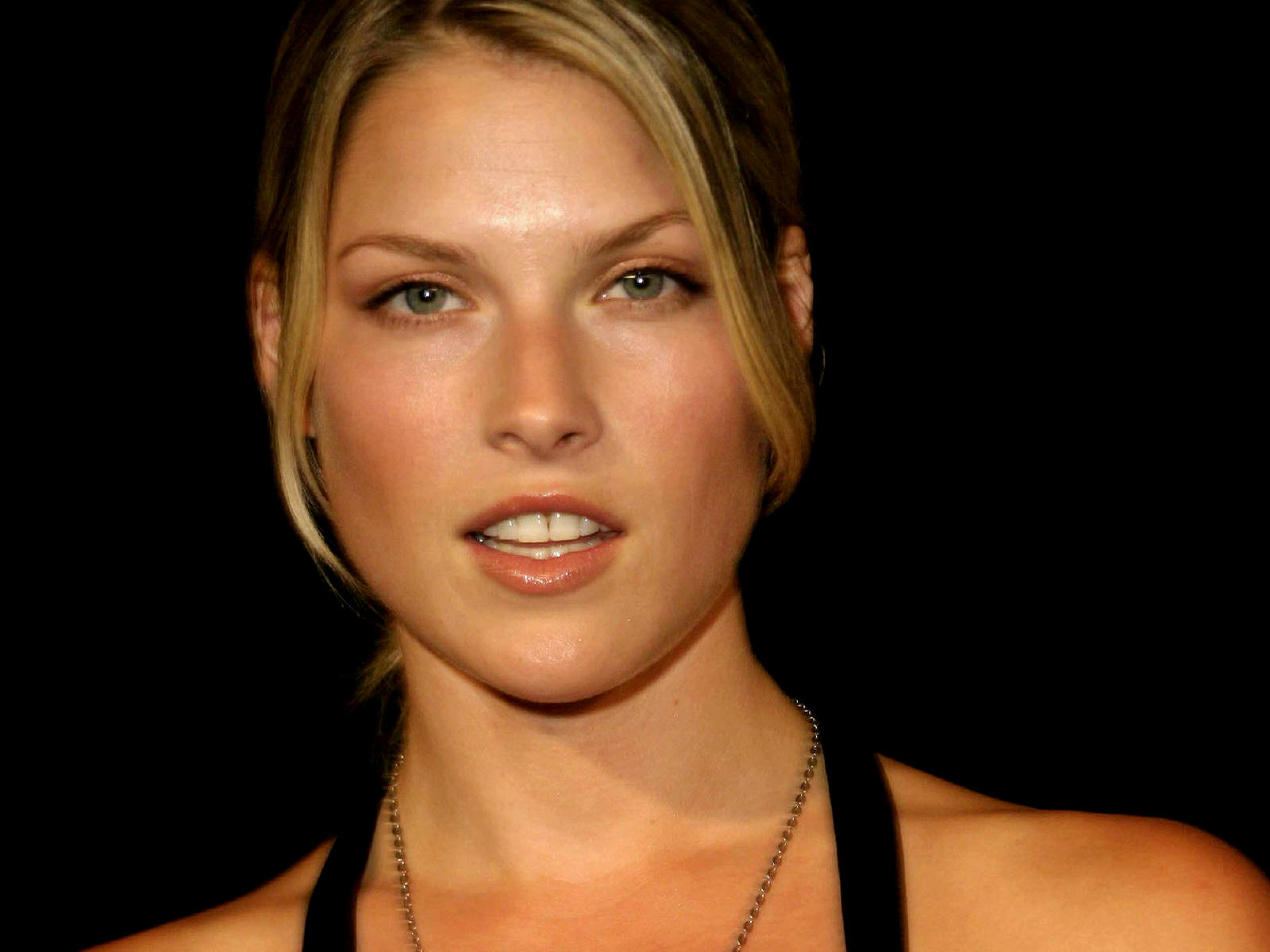Ali Larter Photo Gallery | Tv Series Posters and Cast