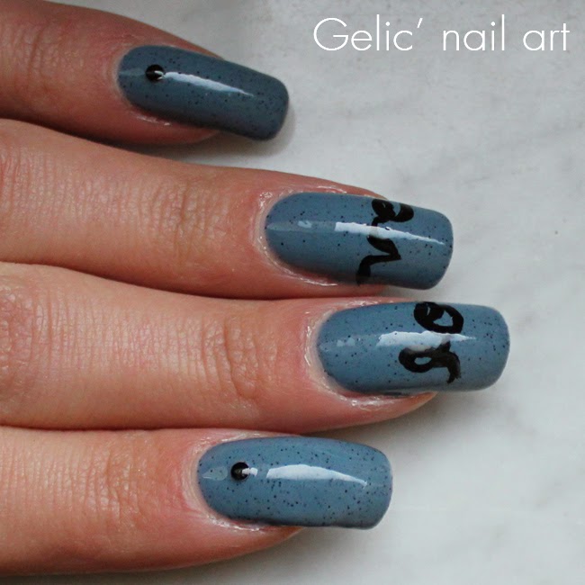 Gelic' nail art: Love text nail art in black and gray