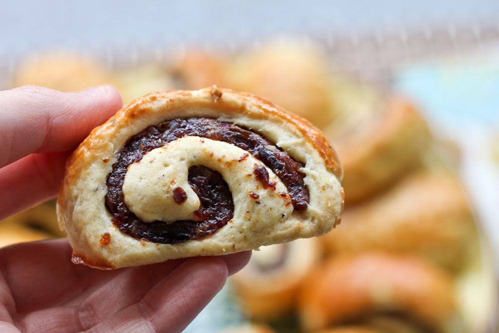 Date or walnut-filled Iraqi cookie (kleicha)