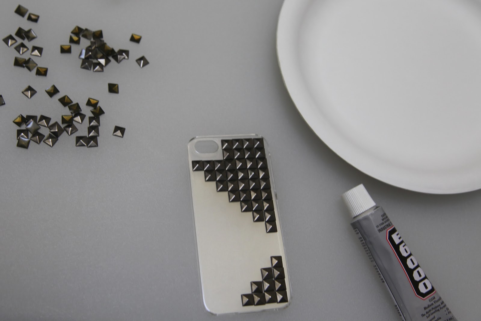Oh. THAT Annelie...: DIY Project: Studded iPhone Case