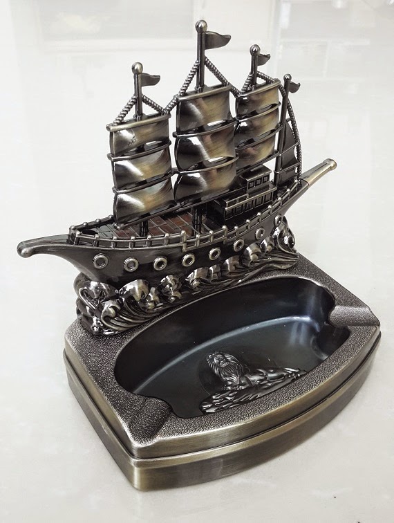 .: ASBAK ROKOK MODEL KAPAL LAUT + KOREK GAS, ASHTRAY