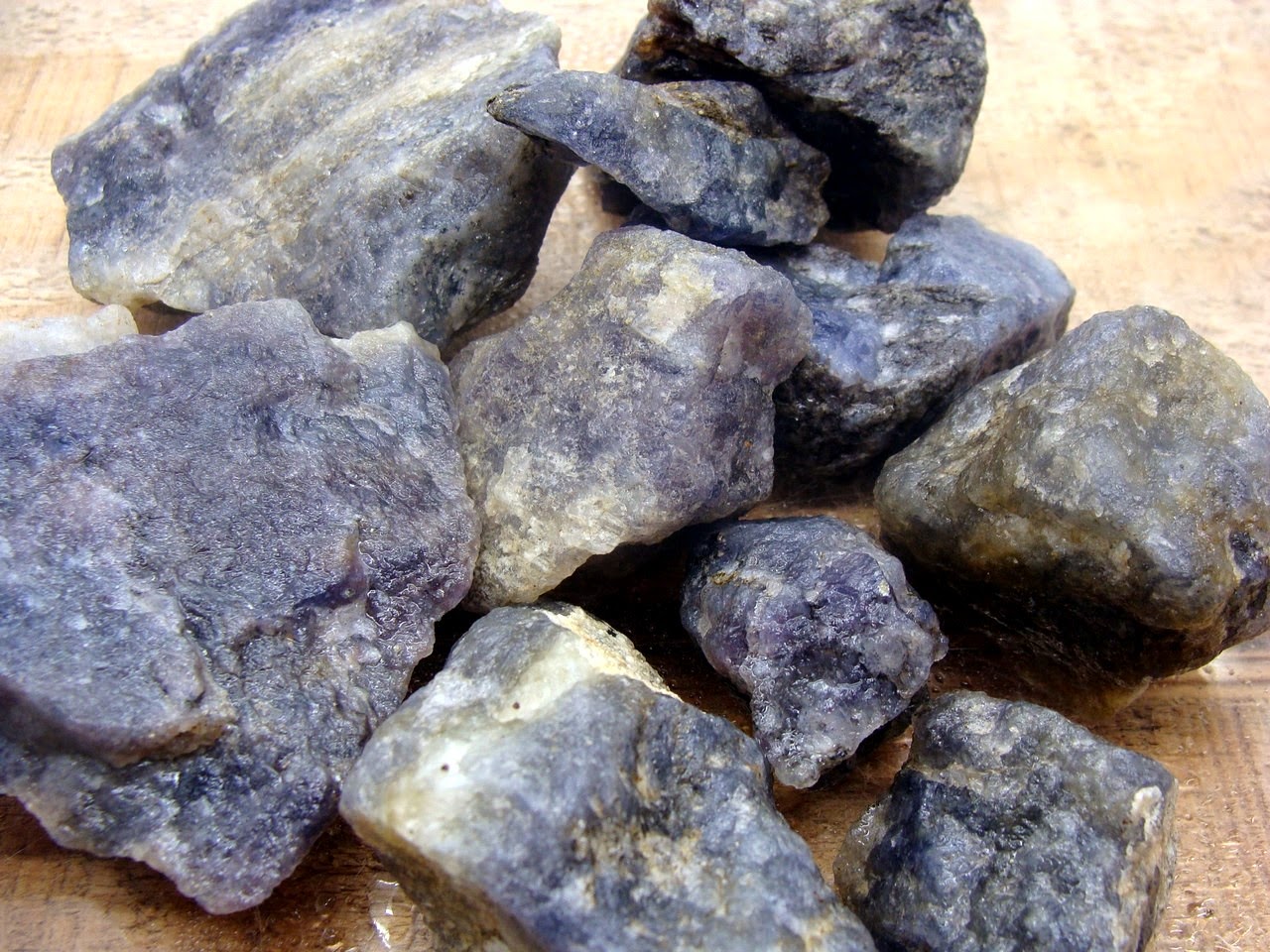 LES CRISTAUX DU CHAOS: La CORDIERITE ou IOLITE, cousine du saphir et de ...