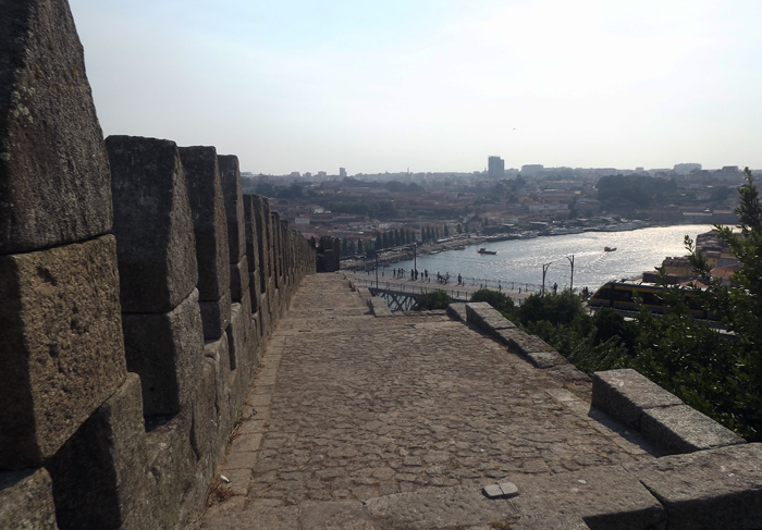 A fantástica vista a partir da muralha medieval do Porto