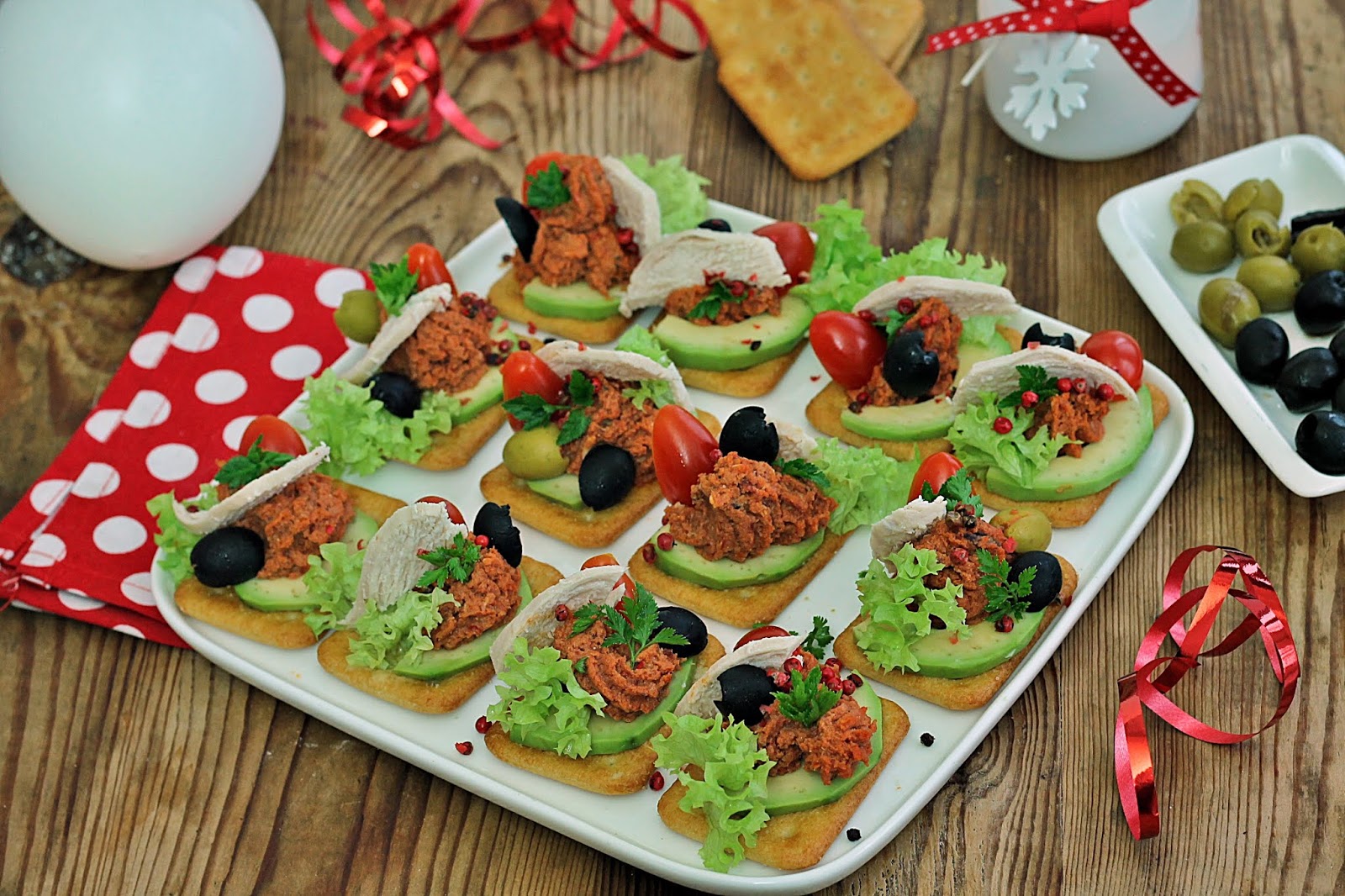 wesoła kuchnia: Krakersy z pomidorową pastą z indyka