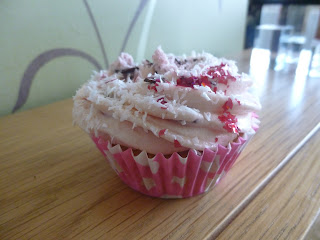 CrimesOfABlonde..♥: Raspberry Ruffle Cupcakes