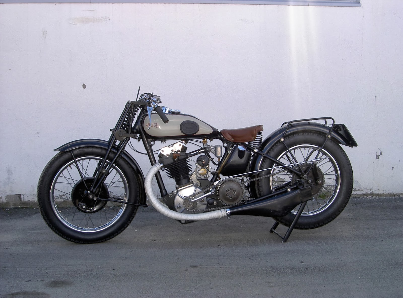 WORKING CLASS MOTORCYCLES.: RALEIGH MH 32.... Hell Yeah :)