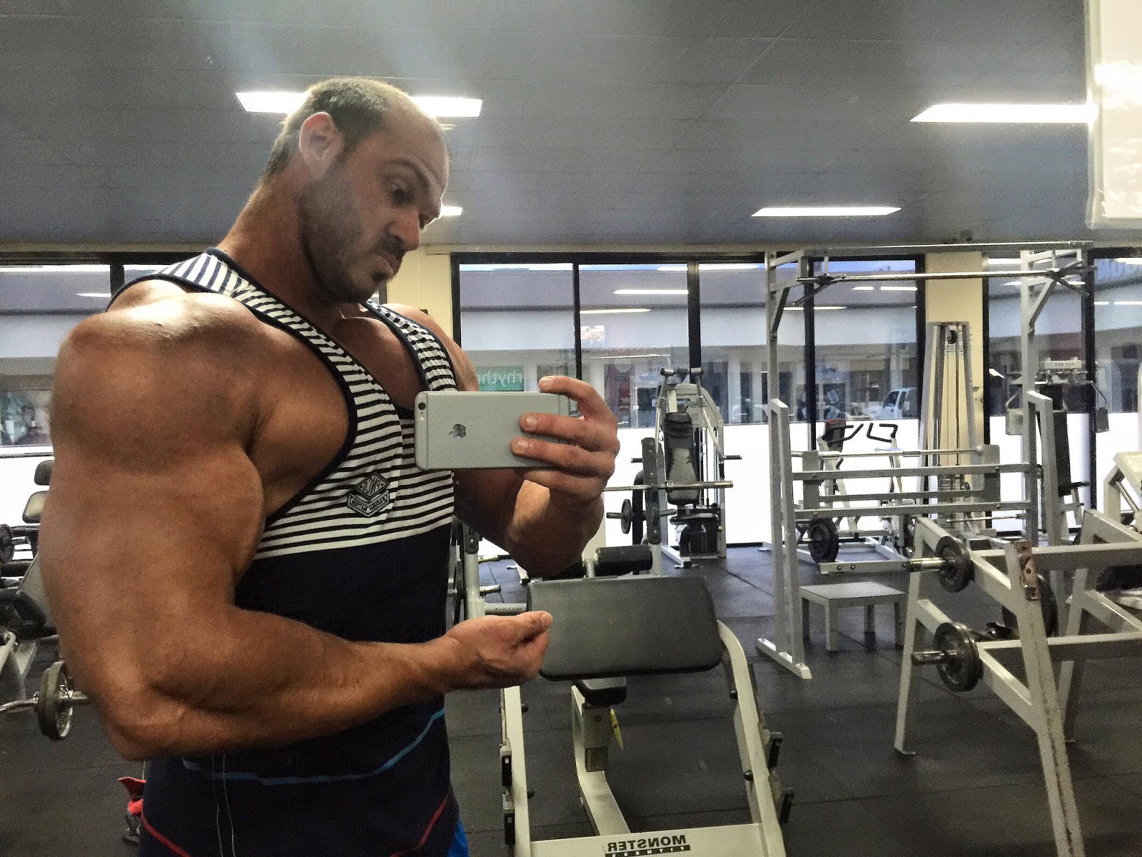 Muscle Lover: Aussie muscle giant Adam Dowling