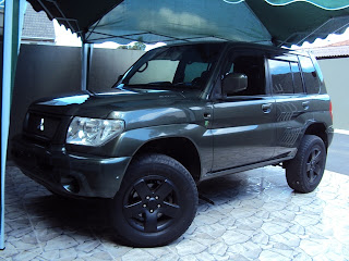 CIA DO BANNER : ENVELOPAMENTO DE VEÍCULO PAJERO TR4 EM ADESIVO PRETO FOSCO!