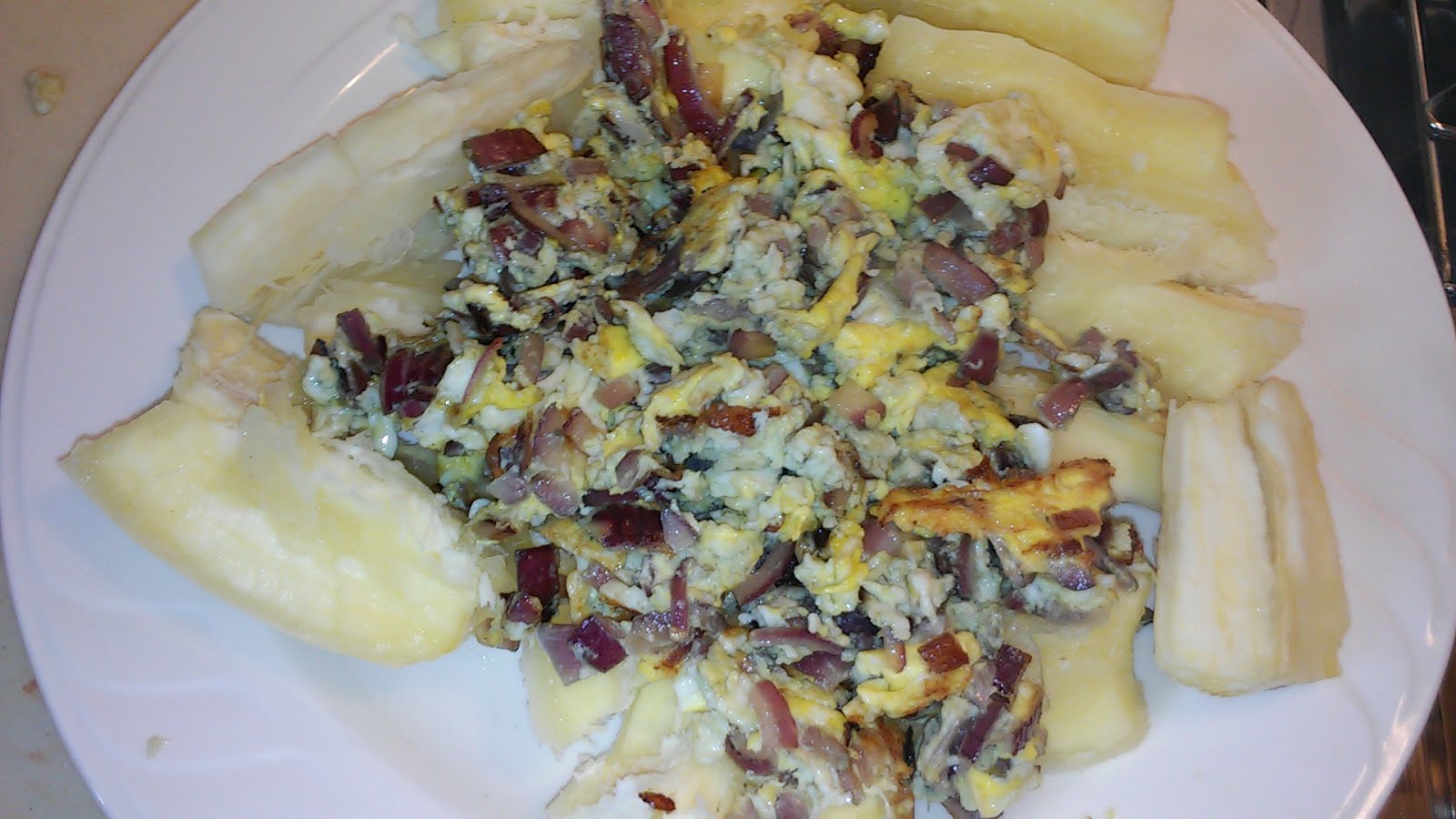 Cocina casera República Dominicana: Yuca hervida con huevos revoltiaos