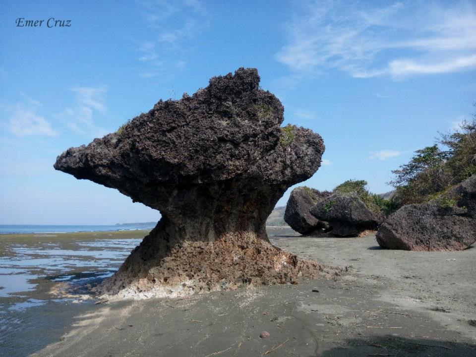 Pinoy Solo Traveler: Umbrella Rocks of Agno